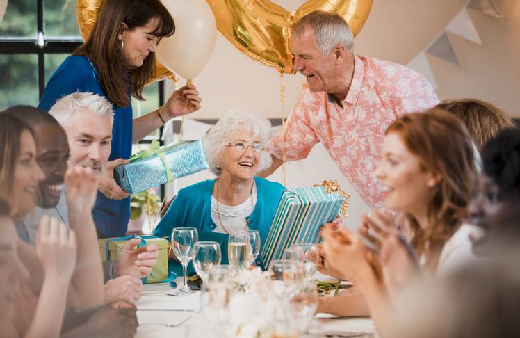 Geburtstagsgeschenke für die Oma: So machst du ihr eine Freude