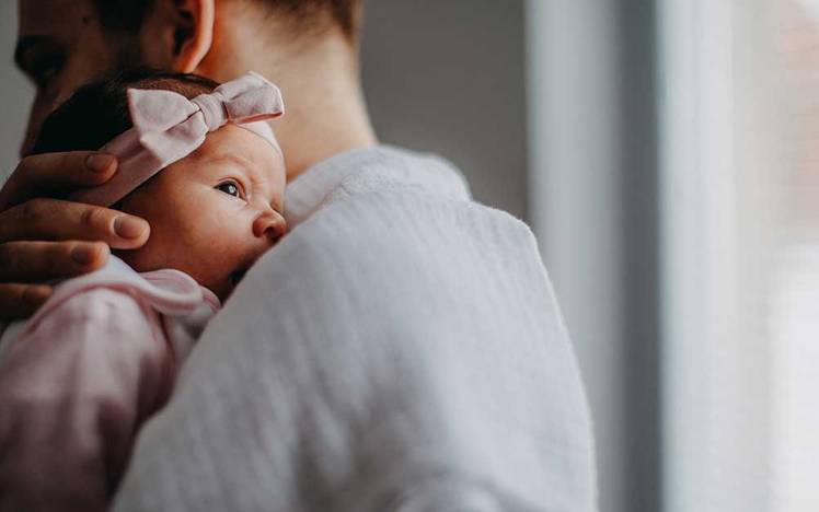 Babys richtig halten: Diese Griffe solltest du kennen