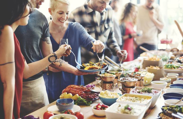 Partyessen: Buffet, BBQ oder Menü zur Feier wählen?