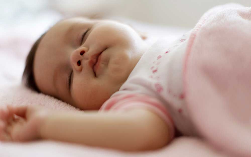 So schläft dein Baby ein und durch: Diese 6 Tipps solltest du kennen